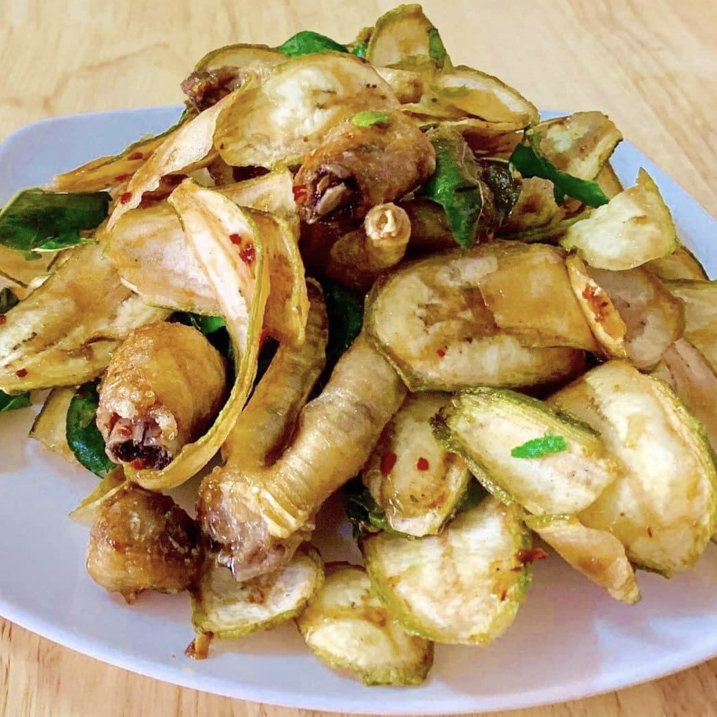 Deep Fried Feet With Green Banana